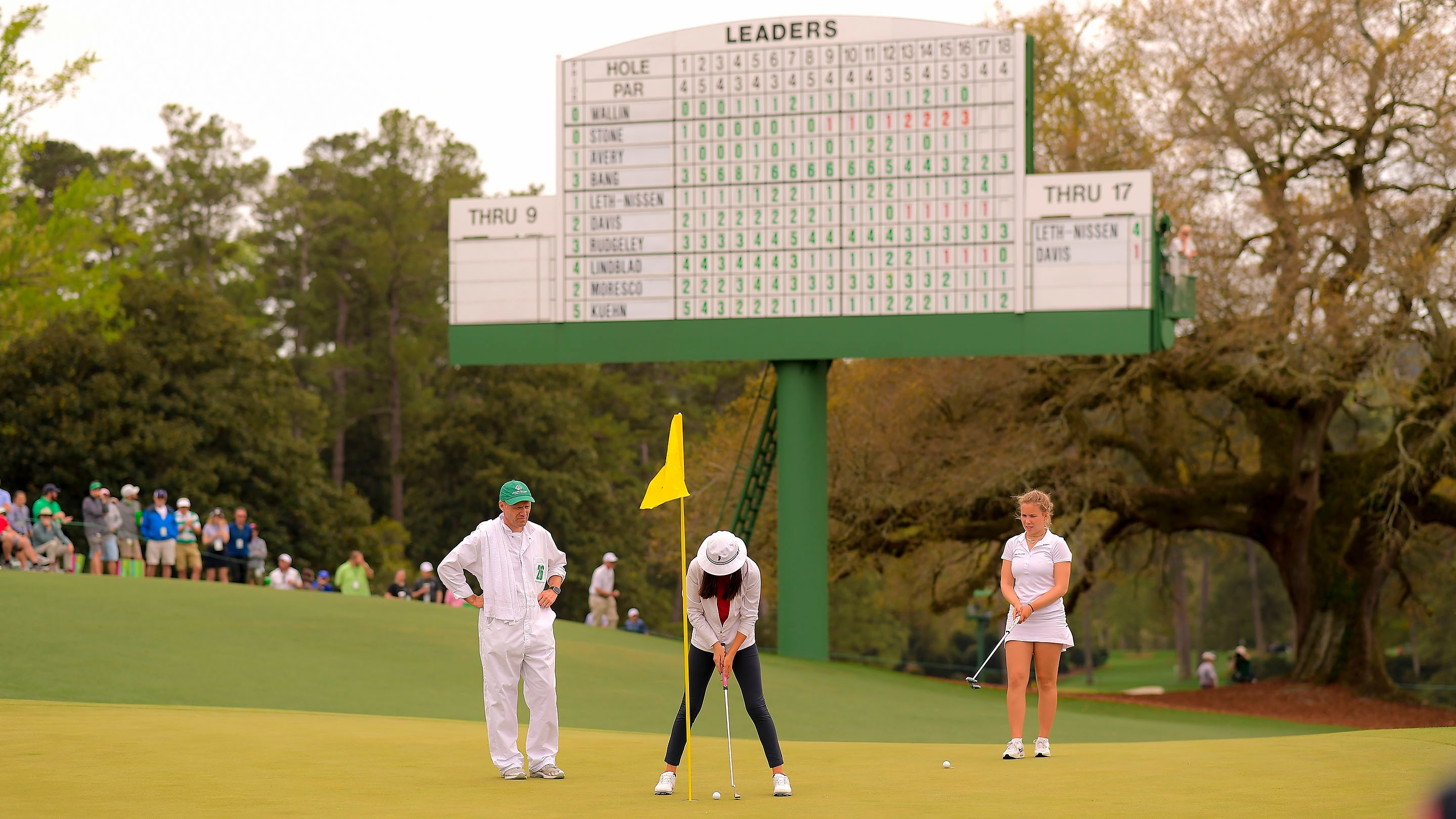 Anna Davis putts on No. 18 green during the final round.